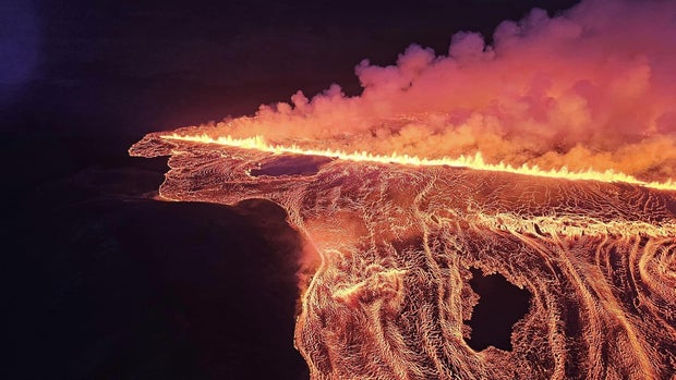 Dramatic images show lava spew from huge volcanic fissure in Iceland - KTSA