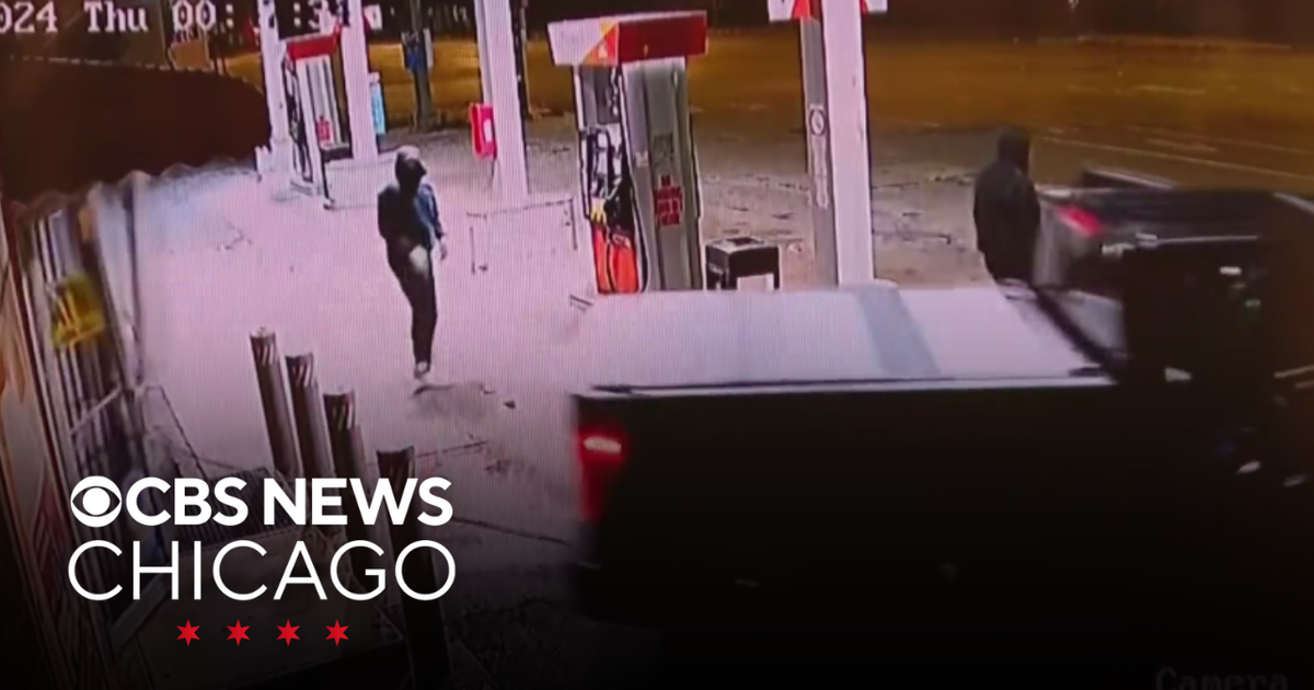 Crew uses pickup truck, chains to break into Chicago business, steal ...