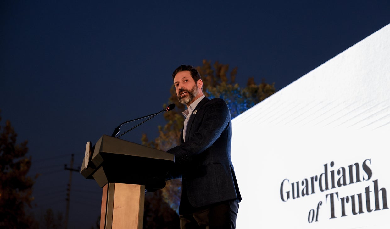 Iraqis unveil monument to the "Guardians of Truth," including 2 CBS ...