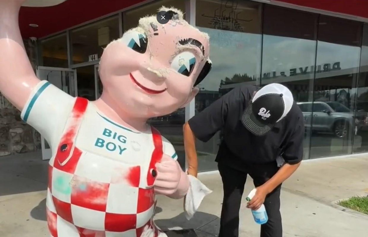 Iconic Bob's Big Boy statue gets Halloween makeover as restaurant aims ...