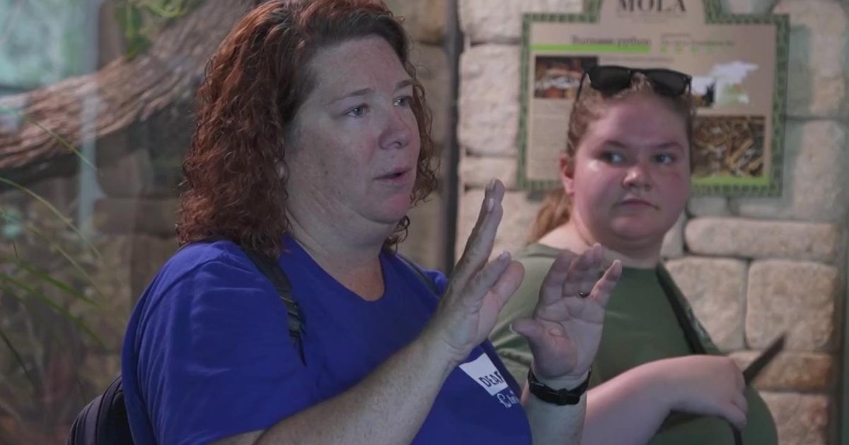 Fort Worth Zoo welcomes sign language interpreters for Deaf Day - CBS Texas