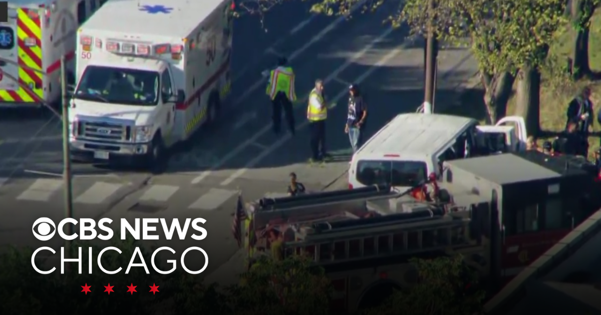 Transport van hits pole on Chicago's South Side - CBS Chicago