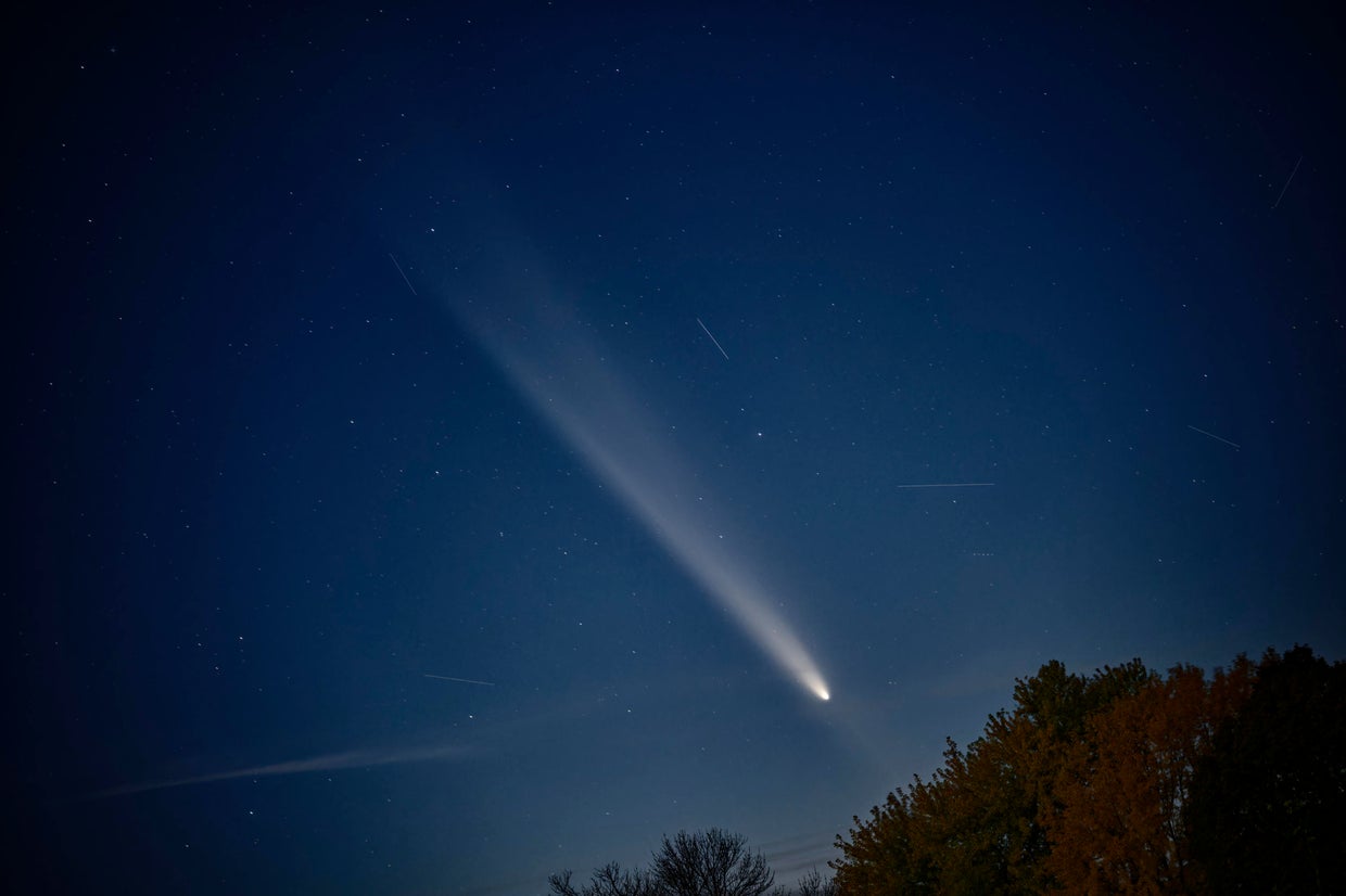 Photos, timelapse show once-in-a-lifetime comet streaking across ...