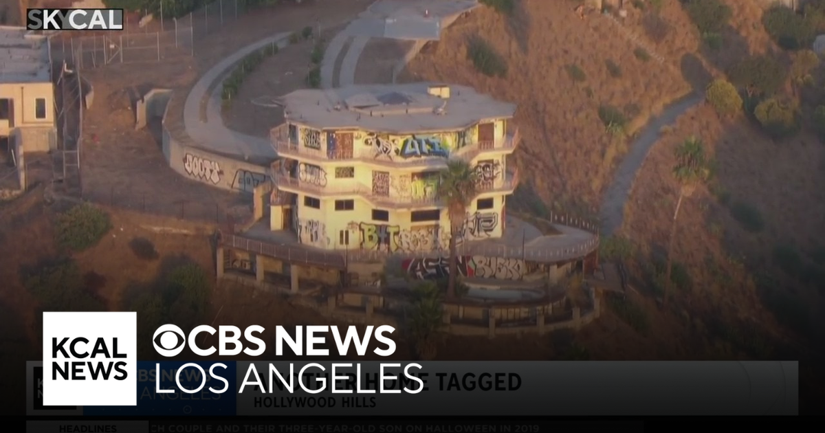 Yet another abandoned Hollywood Hills home hit by taggers - CBS Los Angeles