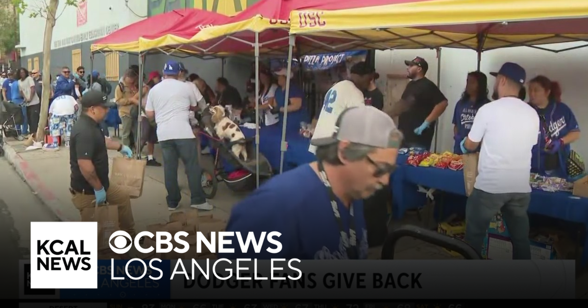 Dodgers fans give back to homeless community in Skid Row - CBS Los Angeles