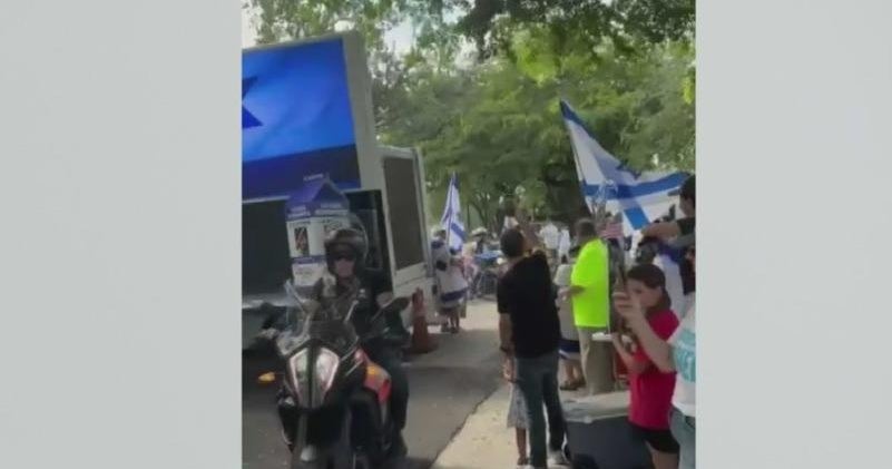 More than 1,000 march to honor victims of Oct. 7 attacks - CBS Miami