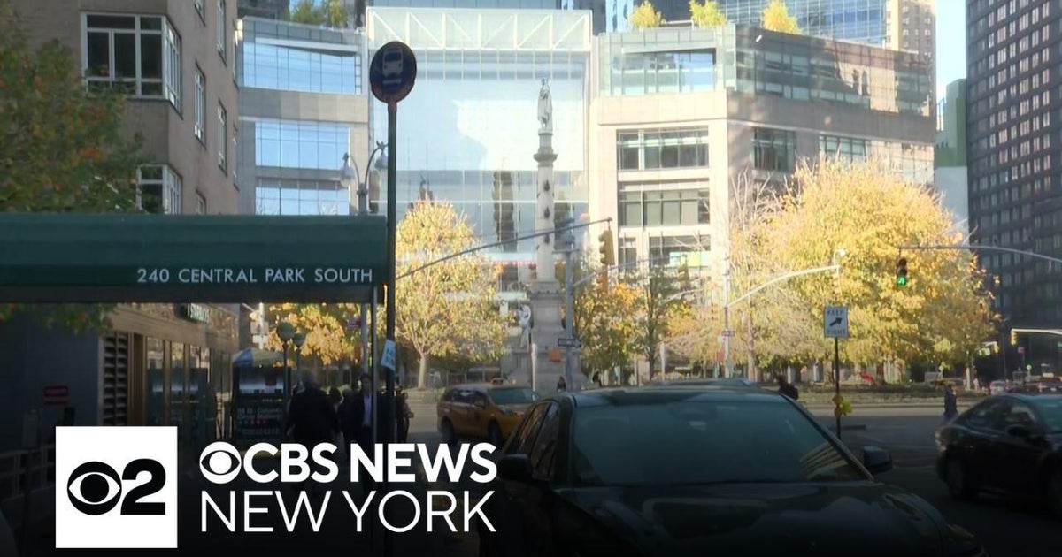 Police seek suspect in Columbus Circle stabbing - CBS New York