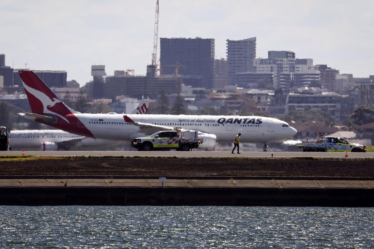 Qantas plane returns to Australia airport, makes emergency landing due ...