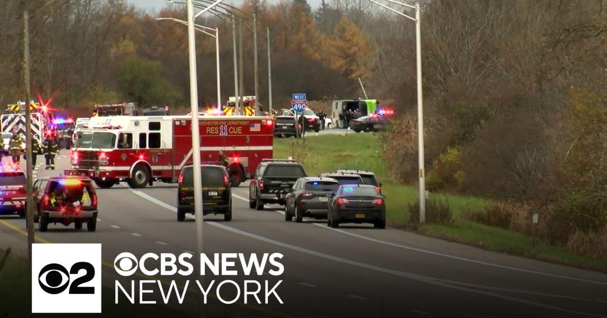 1 dead after tour bus crash outside of Rochester, New York - CBS New York