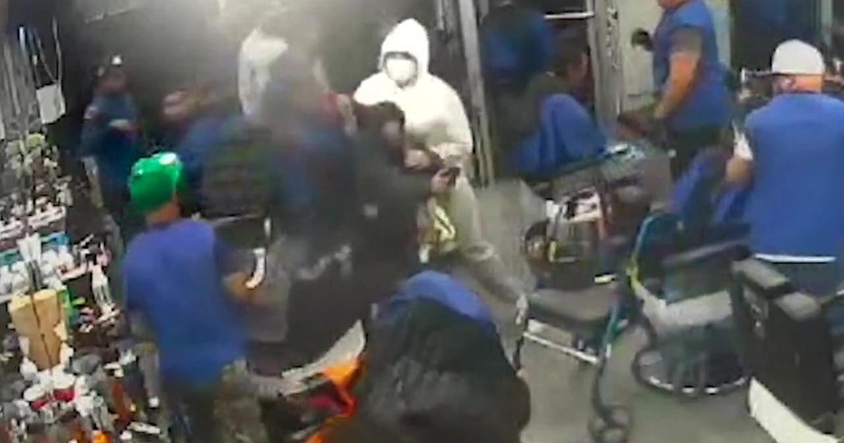 Video shows Queens barber grapple with gunman in barbershop shooting ...