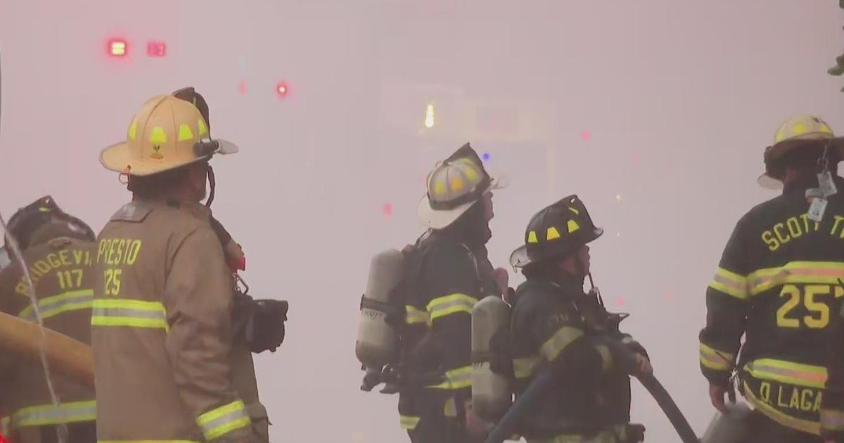 Fire tears through Riley's Pour House in Carnegie - CBS Pittsburgh