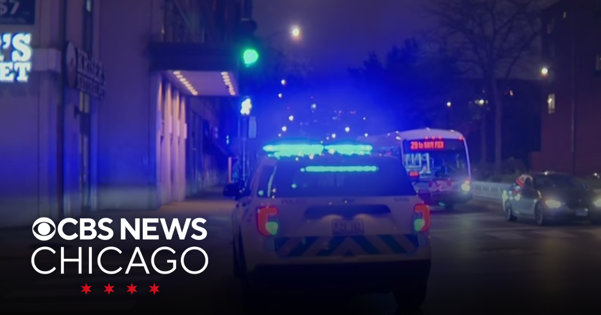 Police pursue bank robbery suspect through downtown Chicago - CBS Chicago