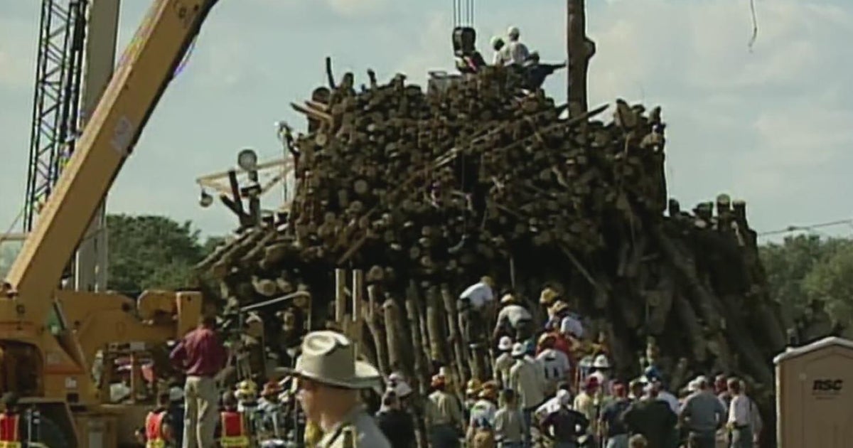 Nov. 18 marks 25 years since deadly Texas A&M bonfire collapse - CBS Texas