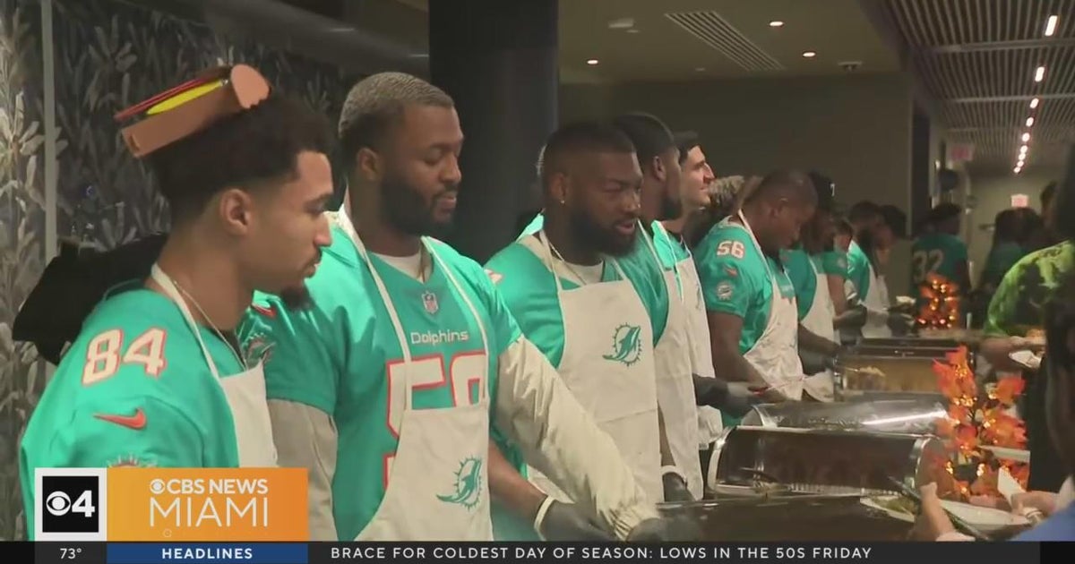 Miami Dolphins distribute Thanksgiving meals - CBS Miami