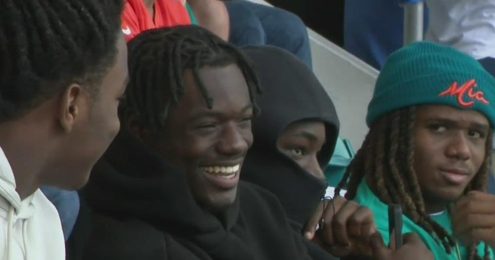 2024 Nat Moore Trophy finalists make appearance at Dolphins-Patriots ...