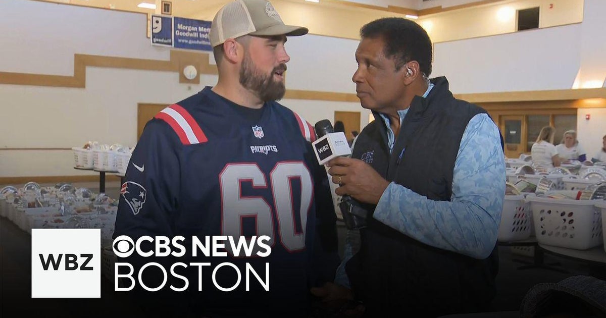 Patriots distribute Thanksgiving baskets - CBS Boston