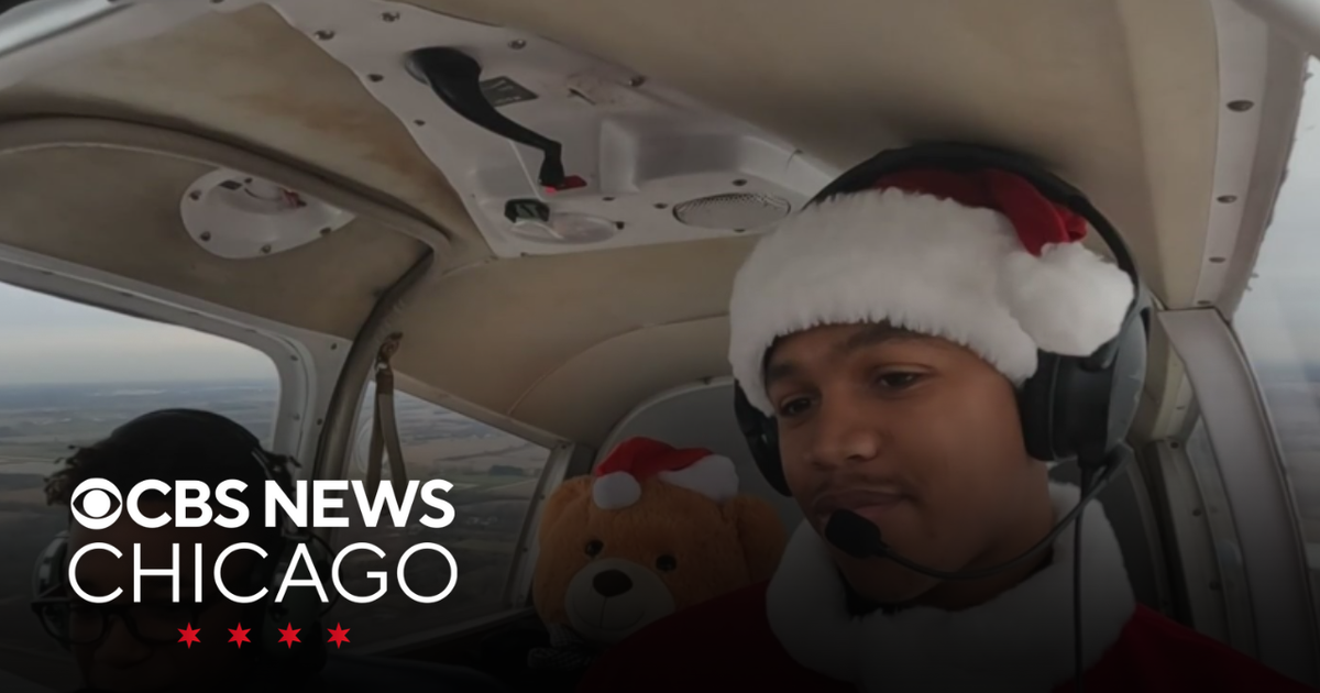 Young pilot takes kids for a special holiday light - CBS Chicago