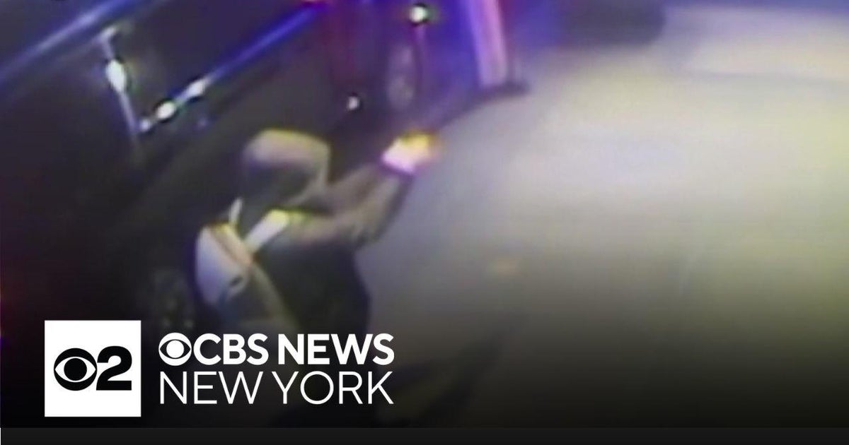 Chilling video shows suspect run off after murder of UnitedHealthcare ... Chilling video shows suspect run off after murder of UnitedHealthcare ...