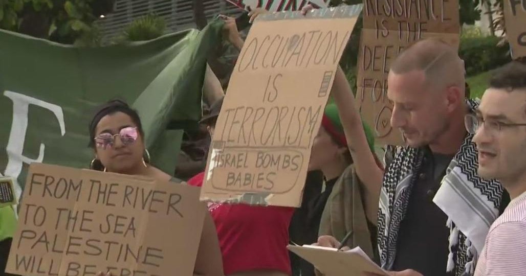 Pro-Palestinian protesters gather outside Art Basel Miami event - CBS Miami