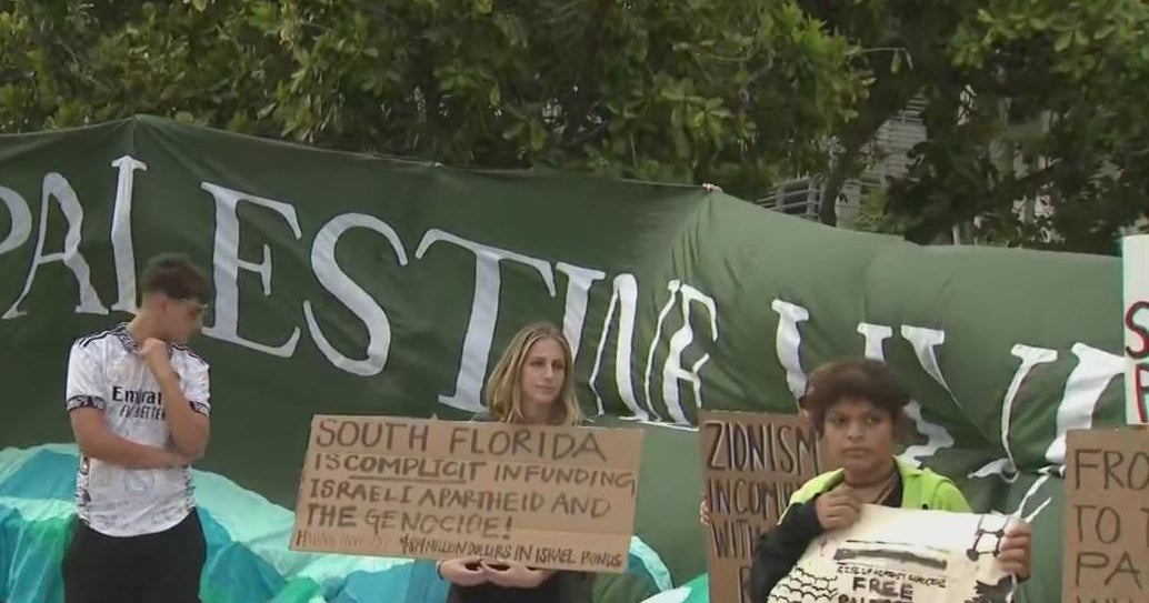 Pro-Palestinian protest at Miami Beach Convention Center - CBS Miami