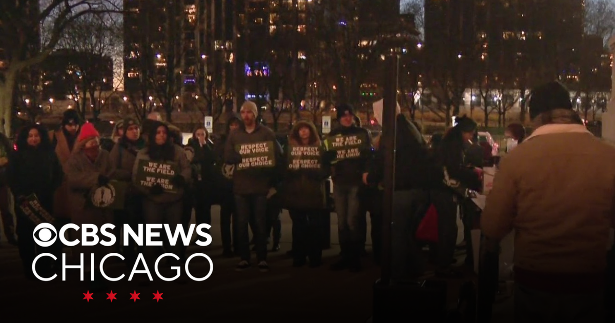 Field Museum staff rally for better contract - CBS Chicago