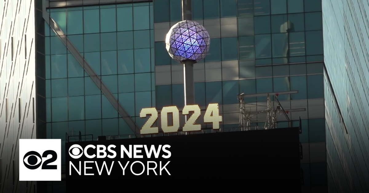Final touches coming together for New Year's Eve in Times Square - CBS ...