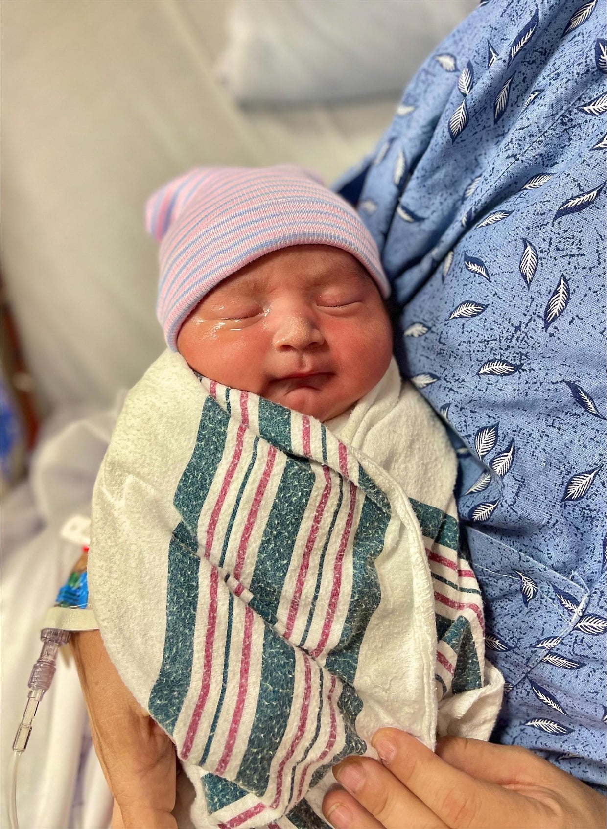Chicago area hospitals welcome first newborn babies of 2025 - CBS Chicago