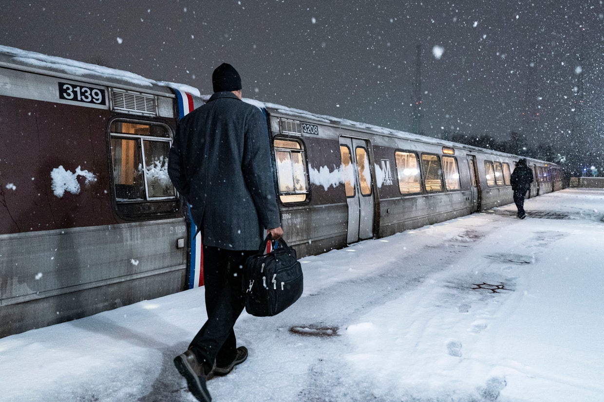 See photos of snow in Washington, D.C., as nation's capital gets over 6 ...