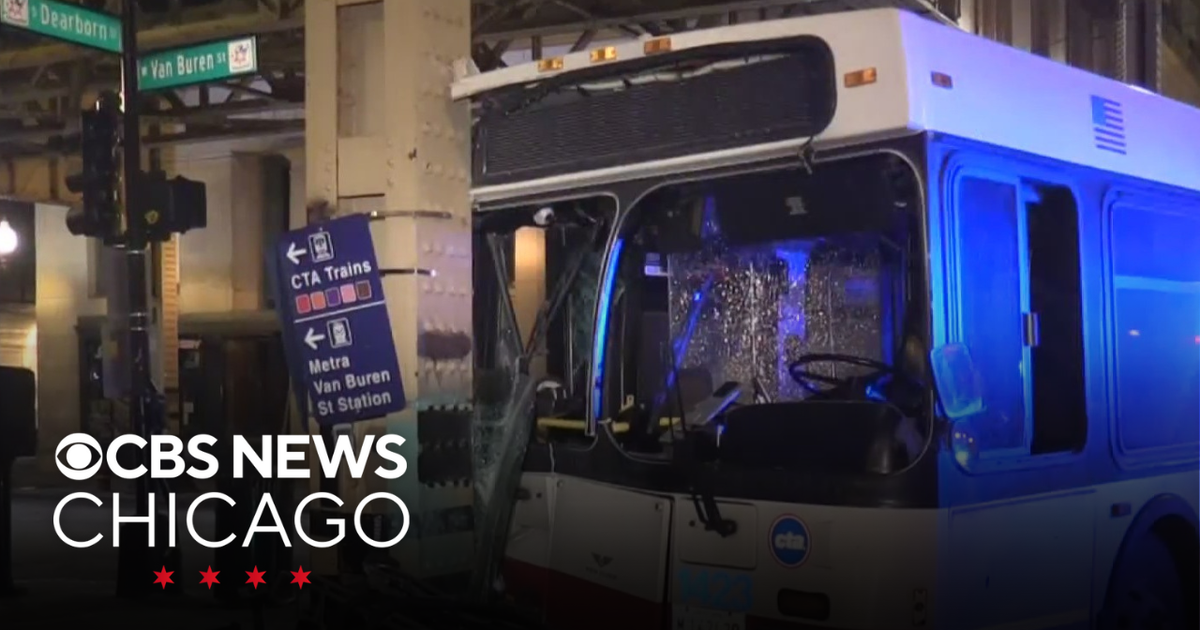 Wrong-way driver hits bus in downtown Chicago - CBS Chicago