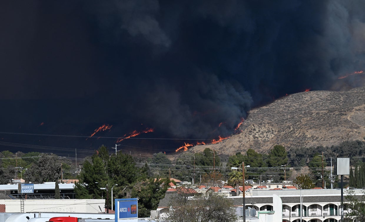 California firefighters make progress on Hughes Fire in Castaic; maps ...