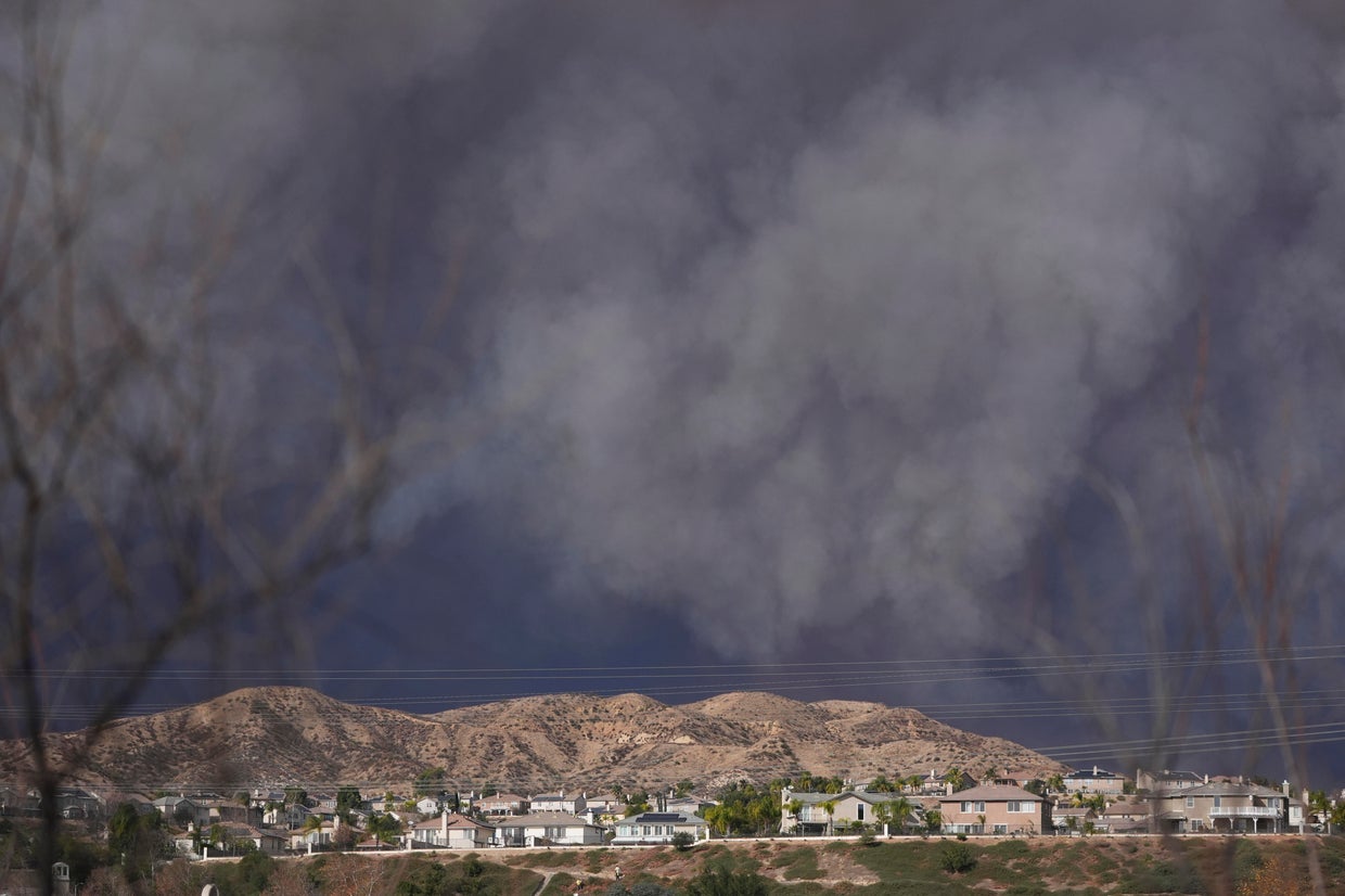 California firefighters make progress on Hughes Fire in Castaic; maps ...