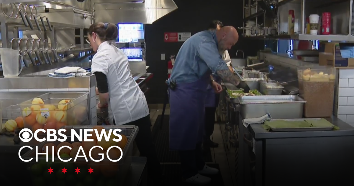 Chicago chefs prepare dinner for Los Angeles wildfire relief - CBS Chicago