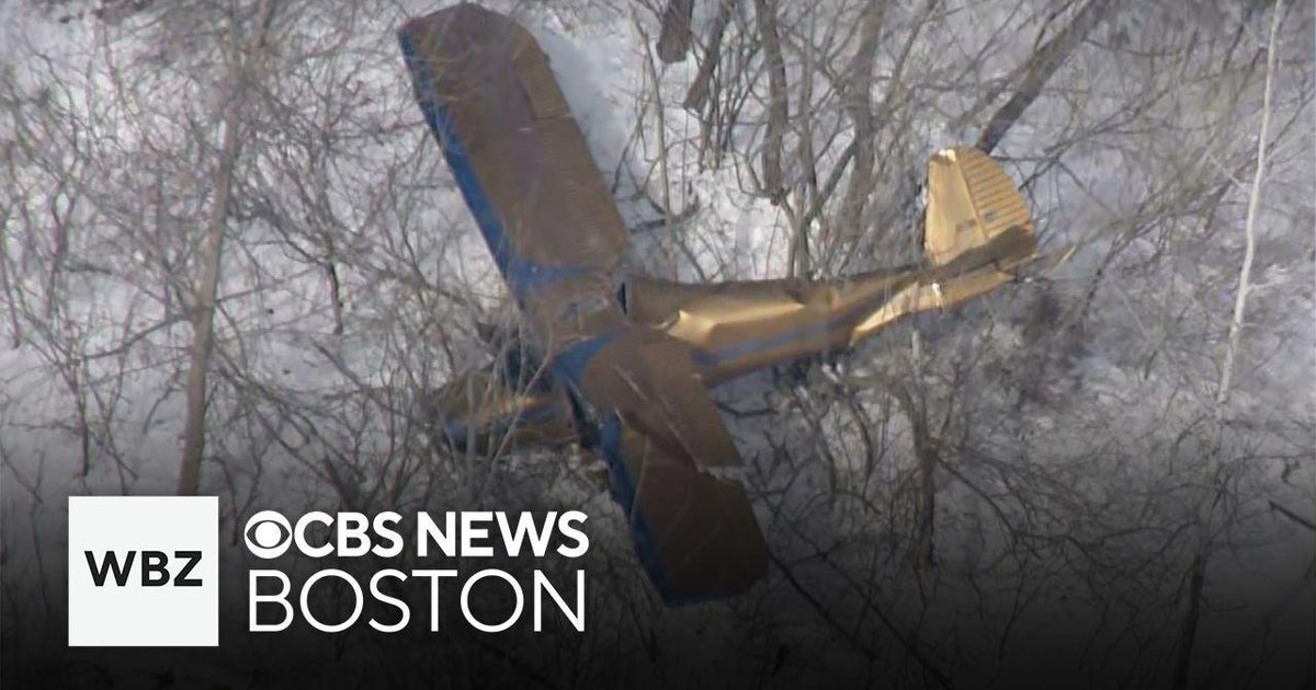 Video captures small plane crash in New Hampshire neighborhood - CBS Boston