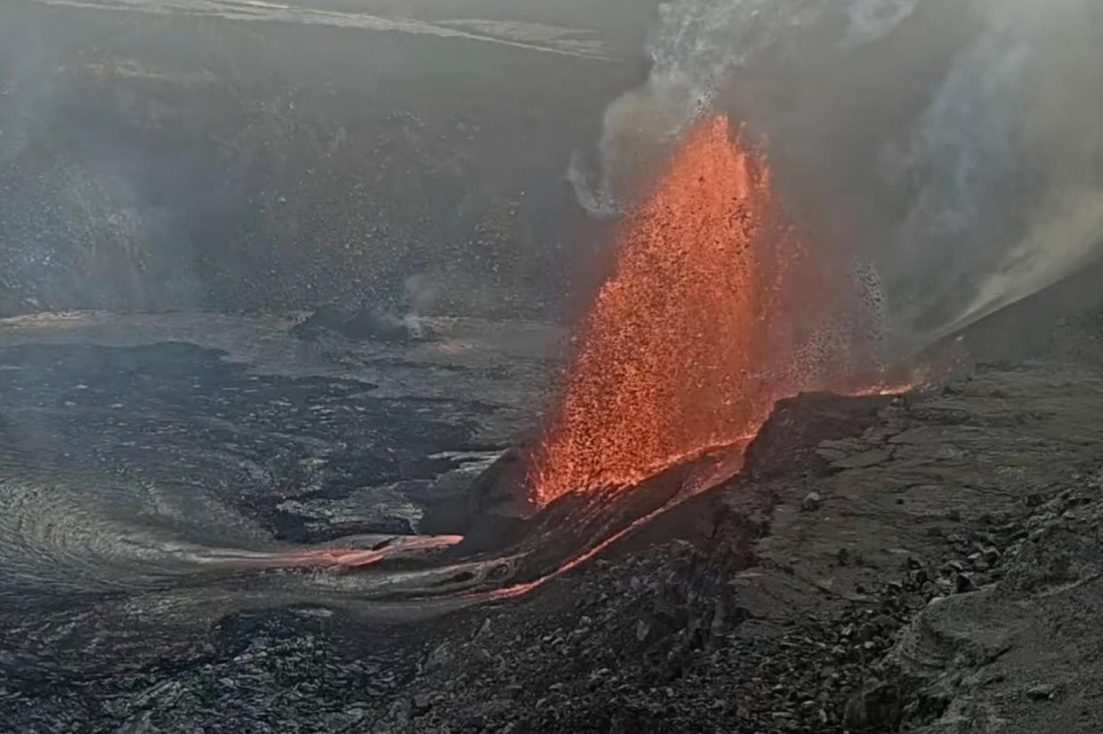 L'éruption du volcan Kilauea à Hawaï crache de la lave à 330 pieds dans ...