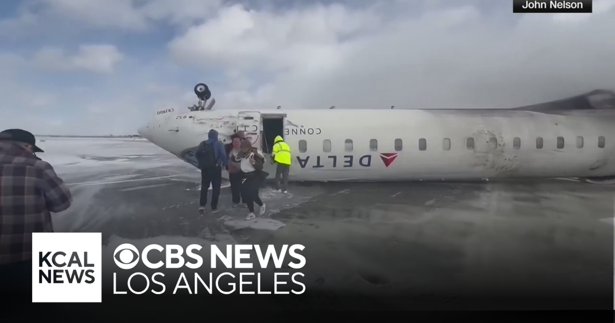 Delta plane flips upside down while landing in Toronto - CBS Los Angeles
