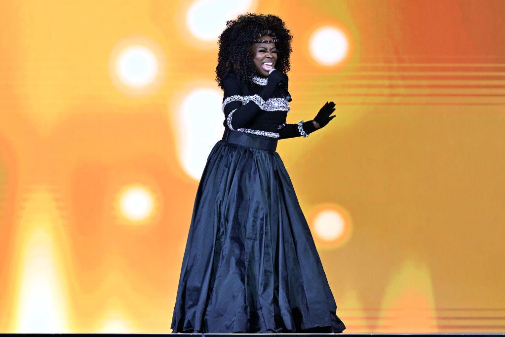 Angie Stone, soul singer behind hit "Wish I Didn't Miss You," dies in ...