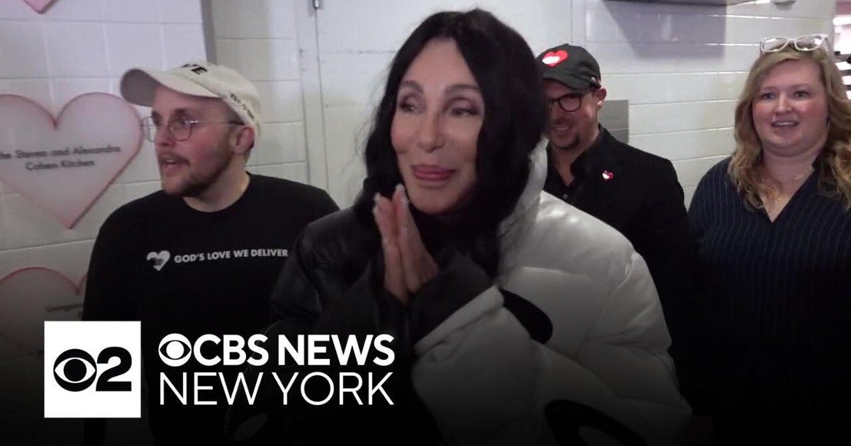 Legendary Cher meets with volunteers and staffers at NYC nonprofit Gods ...