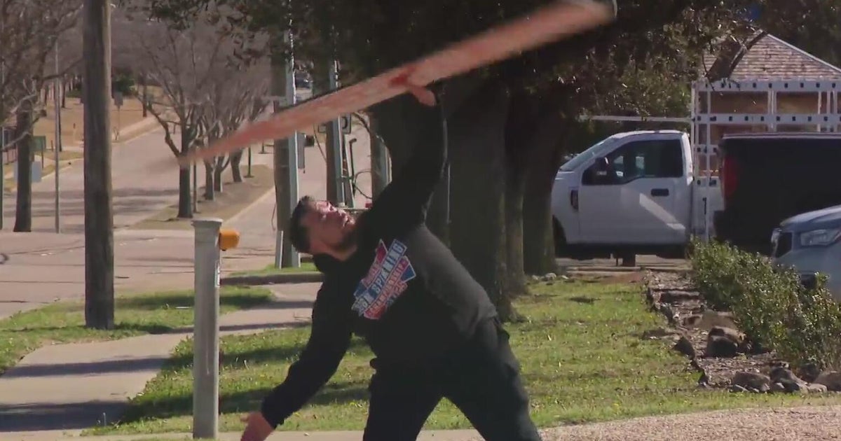 North Texas sign spinner elevates advertising to an art form - CBS Texas