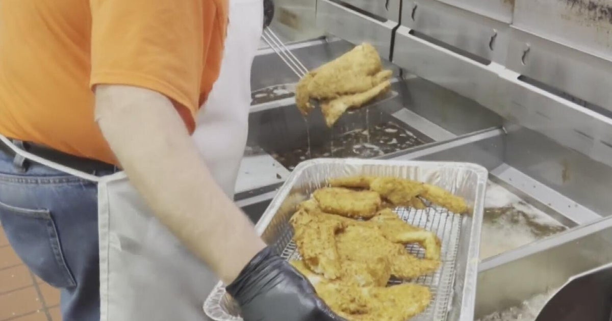 Pittsburghers celebrate first fish fry Friday of Lenten season - CBS ...