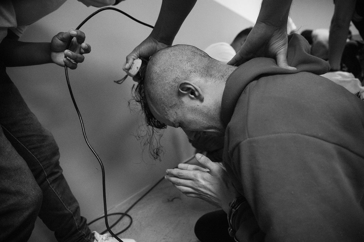 Photojournalist witnesses Venezuelan migrants' arrival in El Salvador ...