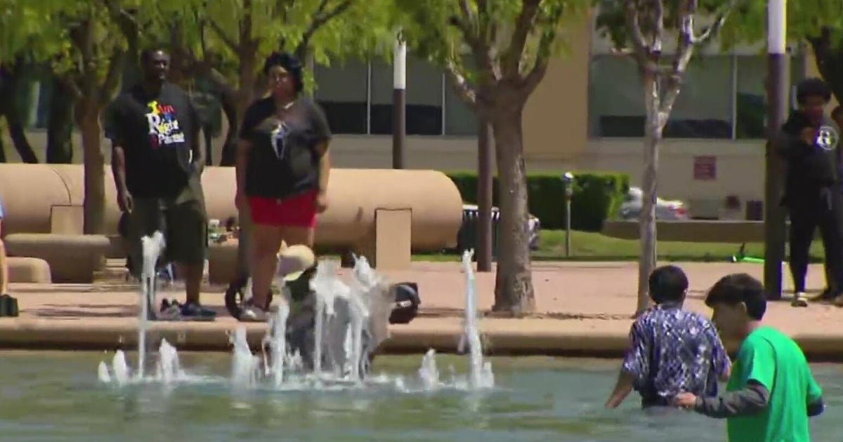Dozens rush Dallas fountain for social media challenge "Cash Drop ...