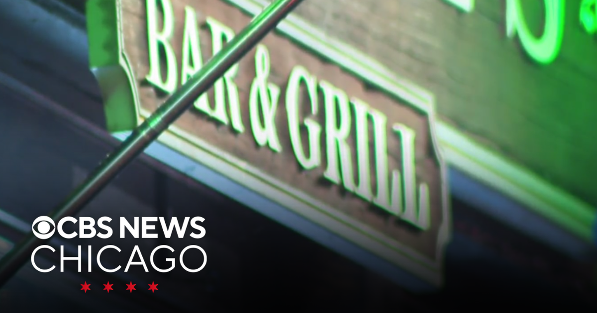 Armed robbers target people leaving bars in Chicago - CBS Chicago