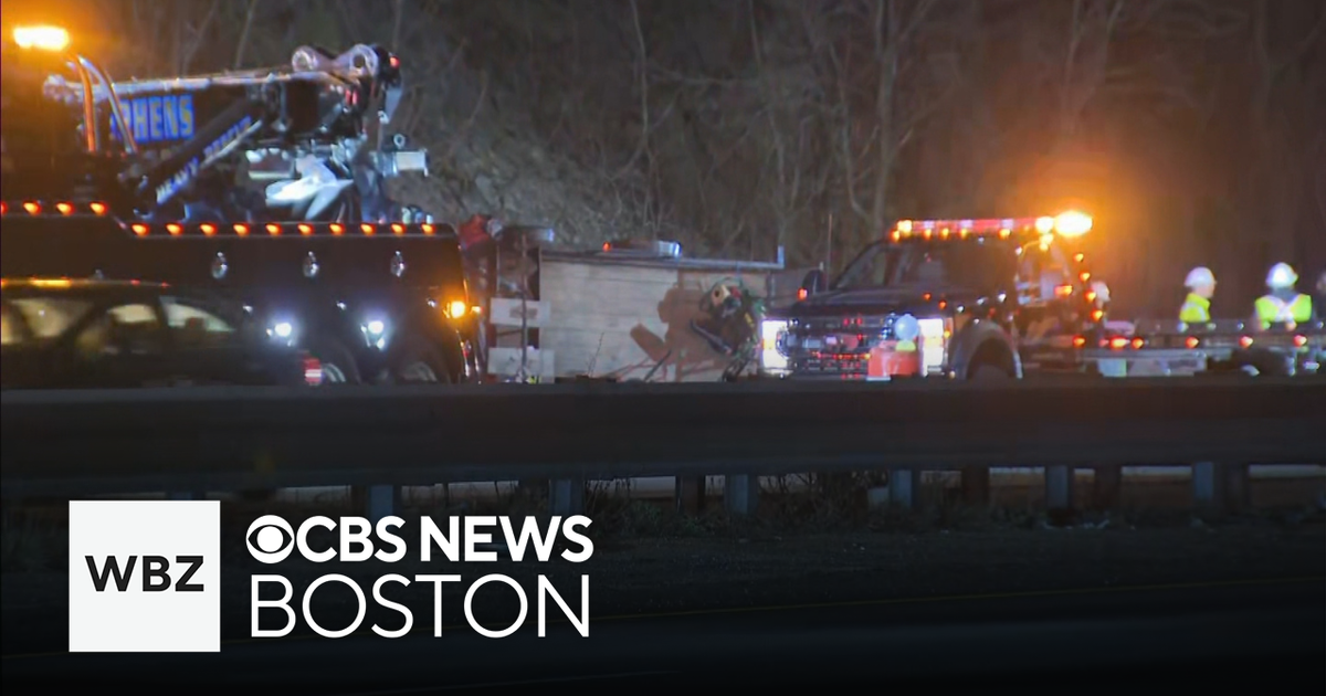 One person killed in 5-car crash on I-93 in Medford - CBS Boston