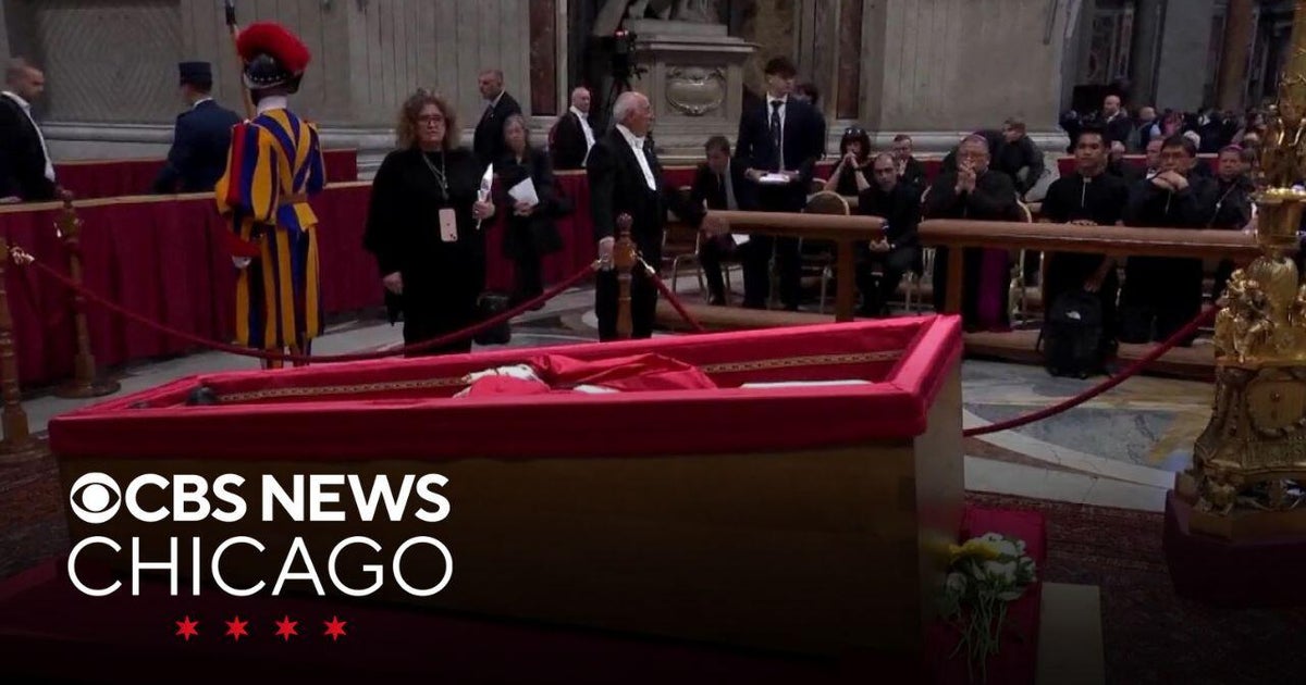 Mourners line up to view Pope Francis’ coffin at the Vatican - CBS Chicago