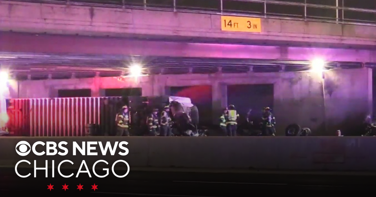 Semi crash shuts down inbound Edens Expressway near near Touhy Avenue - CBS Chicago
