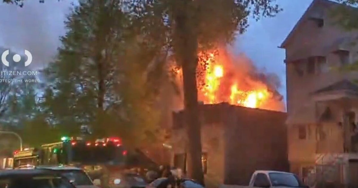 Fire blasts through apartment house in Chicago's Back of the Yards ...