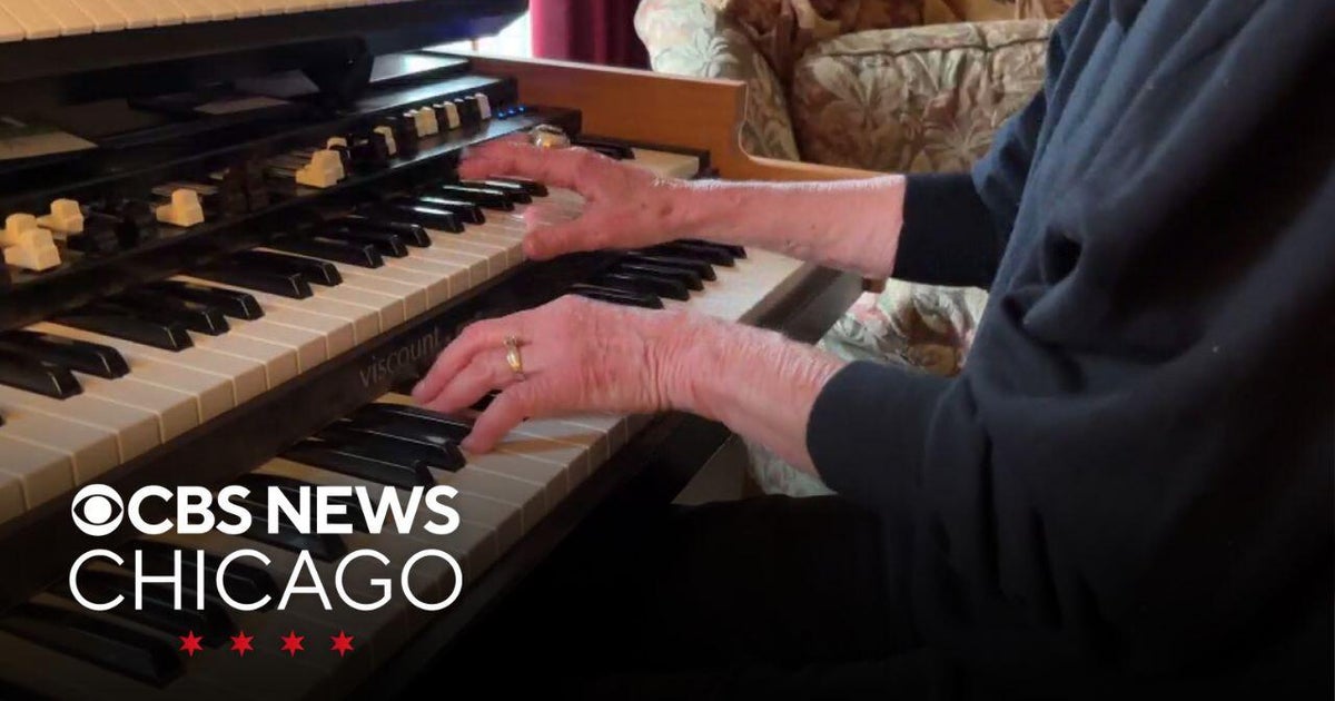 Organist Nancy Faust plays "Dance The Night" by Dua Lipa - CBS Chicago