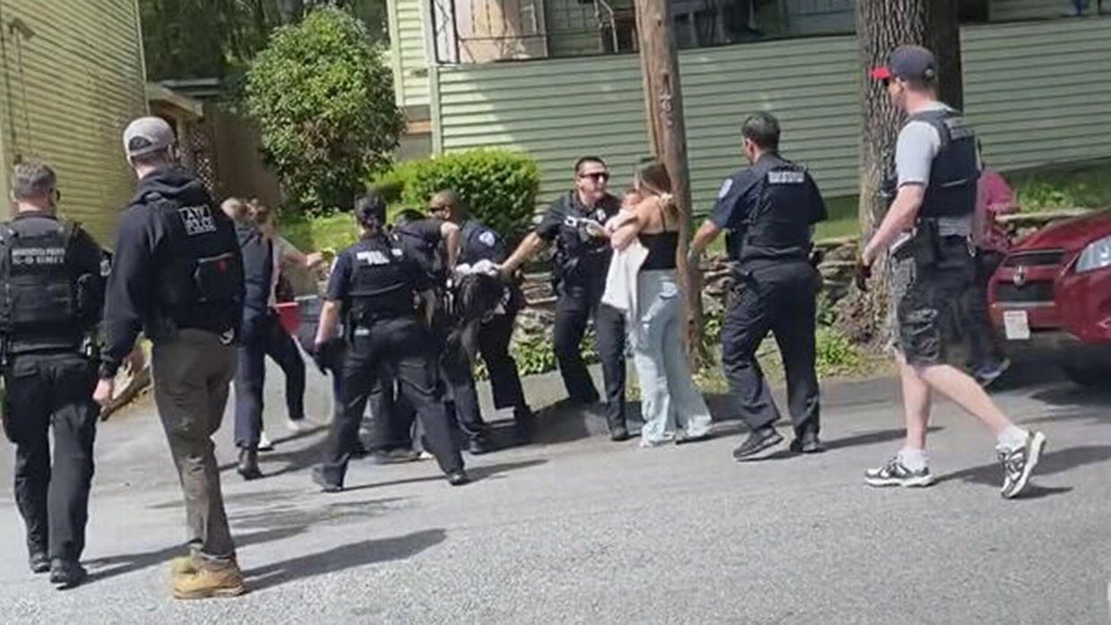 "Unruly" crowd tries to stop ICE agents from detaining woman in ...