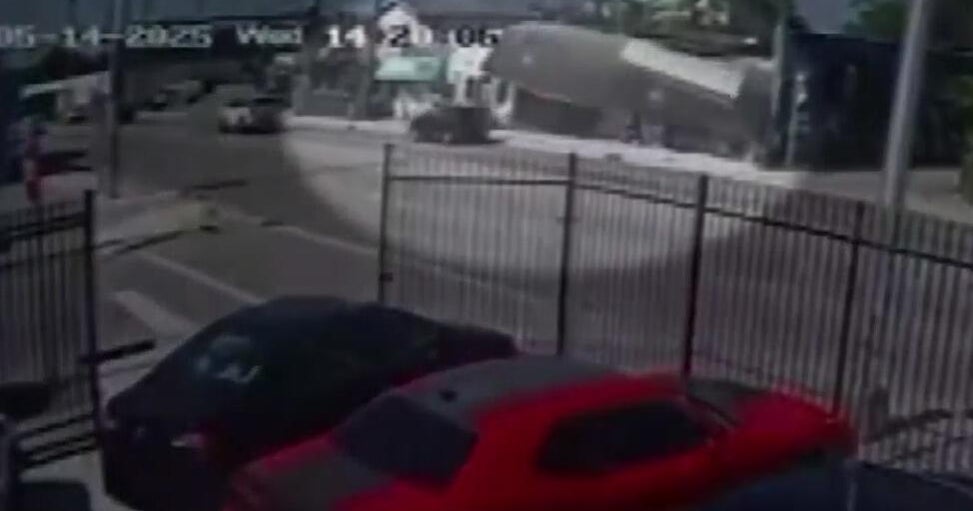 Video shows collapse of Miami building's overhang onto busy street ...