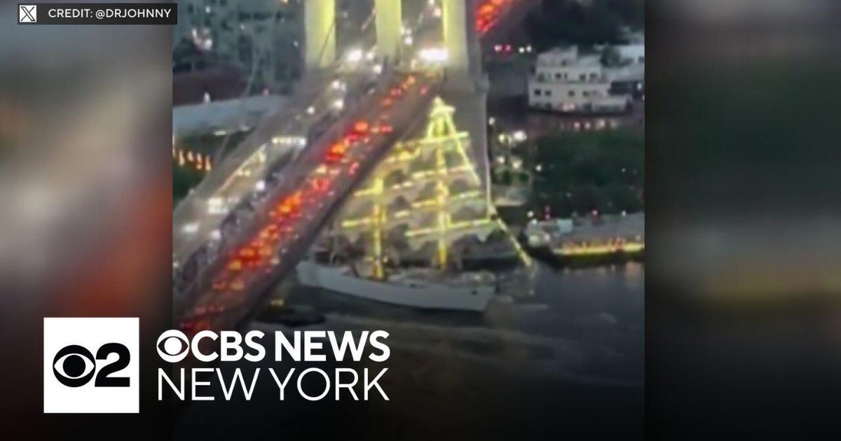 Videos show ship collision with Brooklyn Bridge - CBS New York